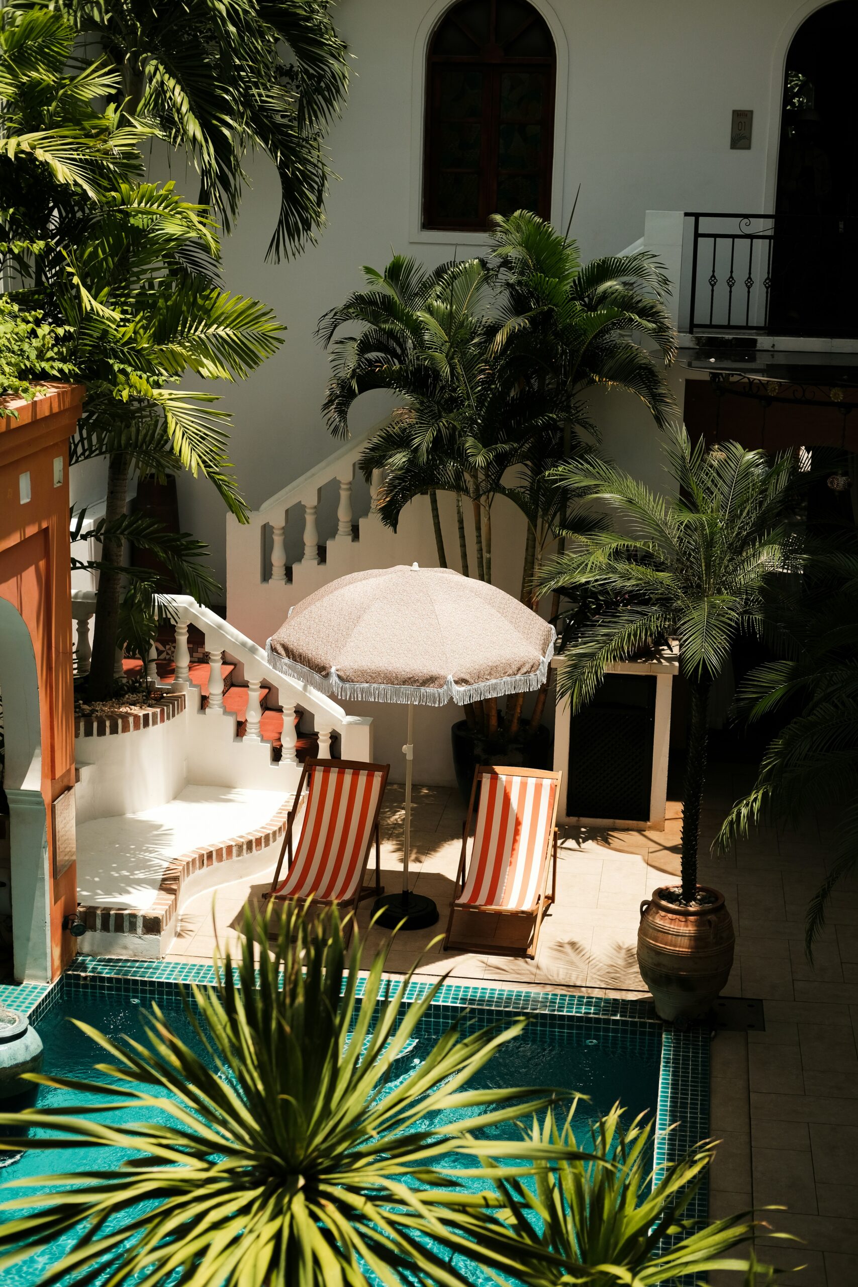 Popup ft. Carousel & Blurred Background Overlay – templatepreview